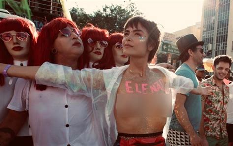Após topless Maria Casadevall rebate críticas Quero que se f a