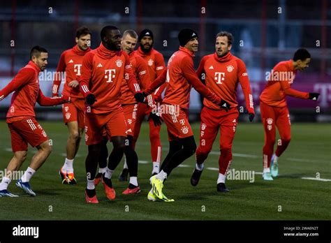 Warmlaufen Zu Trainingsbeginn Thomas M Ller FC Bayern M Nchen 25
