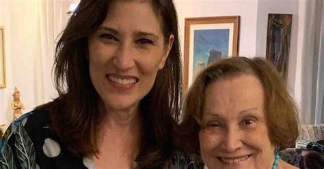 Em vídeo Beth Goulart se despede da mãe a atriz Nicette Bruno