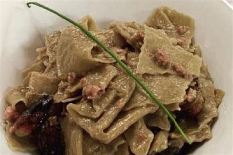 Foiade alla farina di castagne con ragù di salsiccia la ricetta