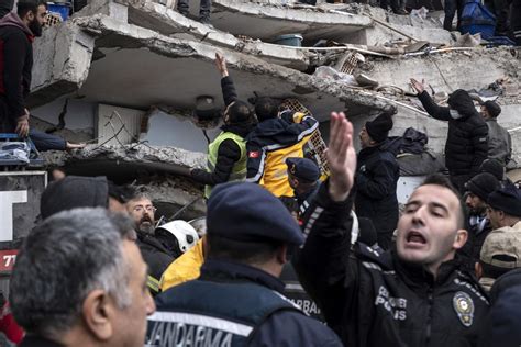Terremoto en Turquía y Siria deja cerca de 1 400 muertos
