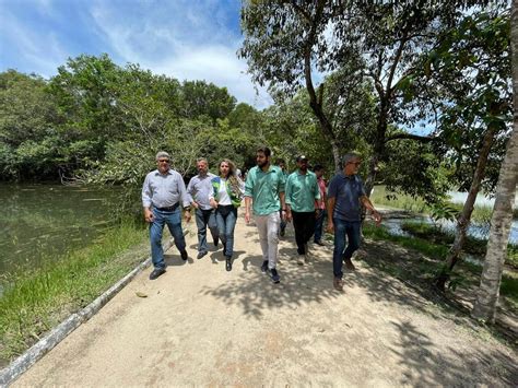 Prefeita Cordélia Torres vistoria obras e visita áreas afetadas pela
