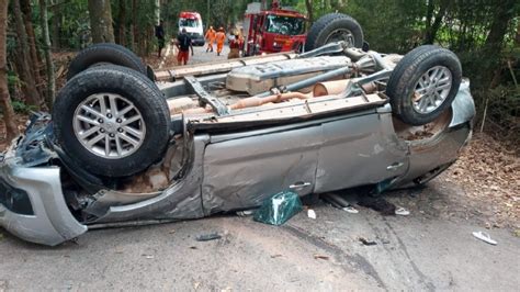 Mulher morre e nove pessoas ficam feridas após acidente em estrada de