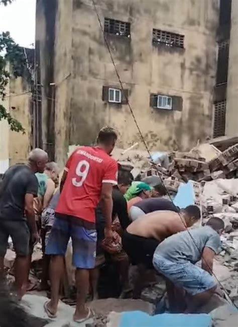 AGORA Prédio desaba em Recife e pessoas são soterradas veja imagens