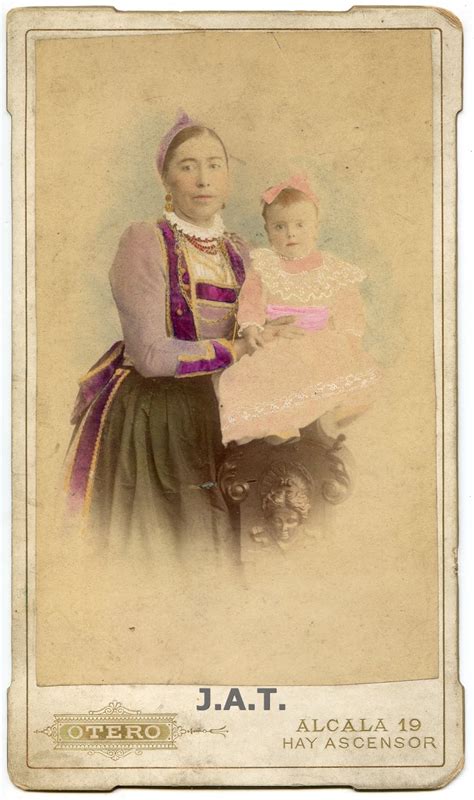 Fotografía antigua de Cantabria Doce amas de cría al uso de Pas