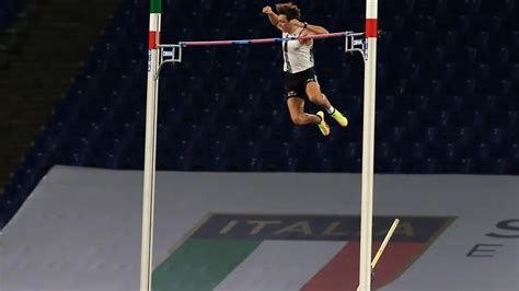 Duplantis vuelve a hacer historia y bate el récord del mundo de pértiga