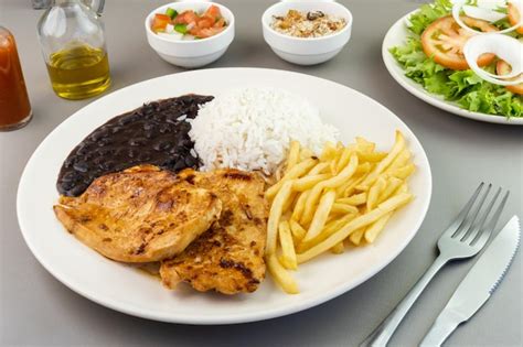Delicioso prato executivo de filé de frango arroz feijão batata frita e