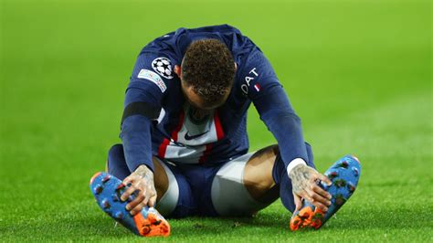 Neymar volta a ser desfalque no PSG relembre as lesões do craque
