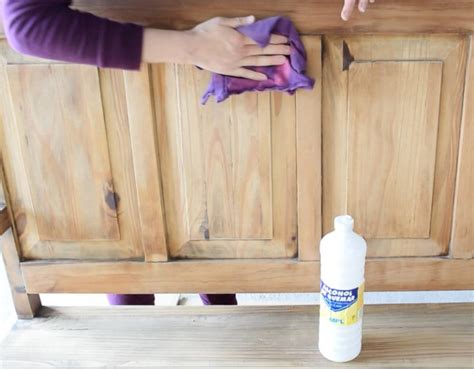 La solución para pintar un mueble de madera rica en taninos con chalk paint