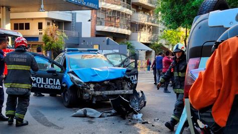 Choque y vuelco un patrullero impactó con un auto y hay heridos