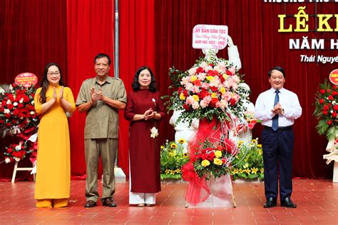 Bộ trưởng Chủ nhiệm Hầu A Lềnh dự Lễ Khai giảng Năm học mới Trường Phổ