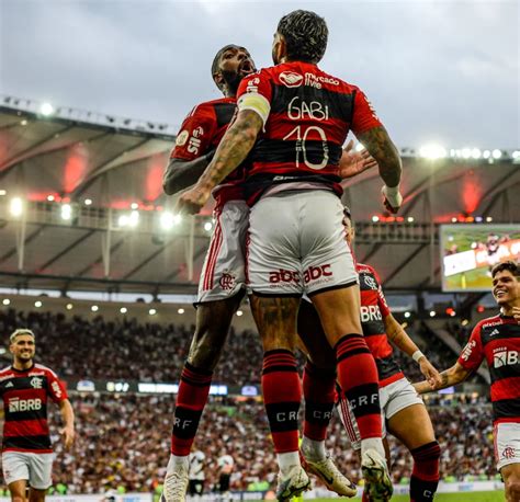 Arrascaeta celebra vitória do Flamengo em clássico e mira título do