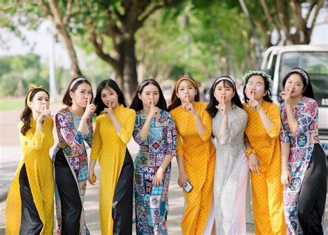 Top 101 cách tạo dáng chụp ảnh áo dài tập thể đẹp