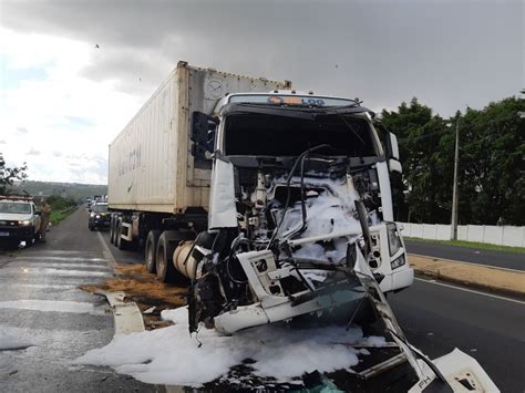 Batida Entre Dois Caminh Es Deixa Motorista Ferido Na Br Em Ponta