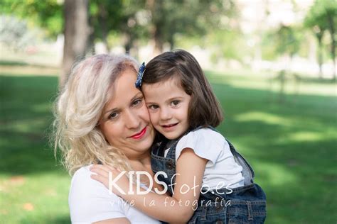 Fotograf As De Madre E Hija En Exterior Y Estudio Fotograf A De