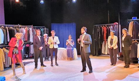 De Spelgroep Speelt Sprookje De Nieuwe Kleren Van De Keizer Al Het