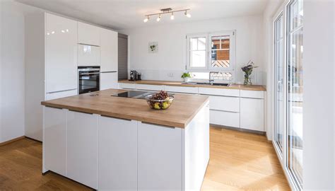 Helle moderne Küche mit Kochinsel Modern Kitchen Stuttgart by