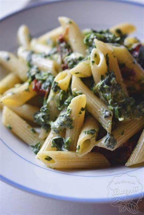 Makaron ze szpinakiem serem pleśniowym i suszonymi pomidorami Noodle
