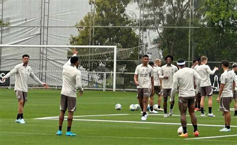 Treino Do Corinthians Tem Memphis Depay Sorridente Lateral Recuperado