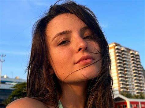 Larissa Manoela exibe corpão sarado em biquini fio dental