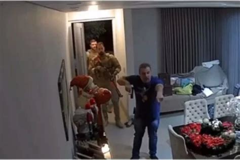 Delegado armado que invadiu a casa e ameaçou a mulher é afastado pela