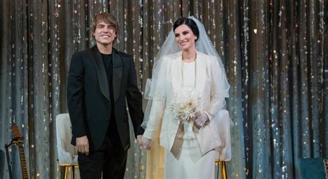 Laura Pausini Sposa Il Blazer Sull Abito Bianco Con Velo E Guanti