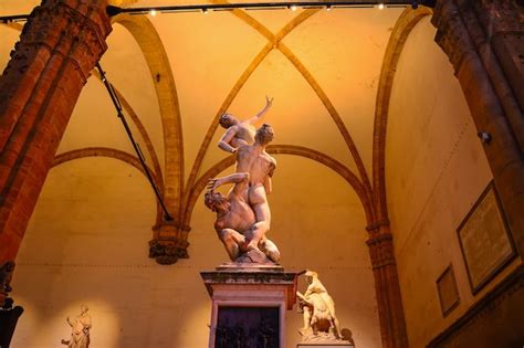 Premium Photo Ratto Delle Sabine Statue In Loggia De Lanzi By Night