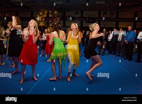 Mira Como Sus Padres Adolescentes Obtenga Una Breve Clase De Baile En