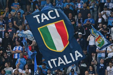 I tifosi del Napoli mostrano uno Scudetto al contrario in curva è un