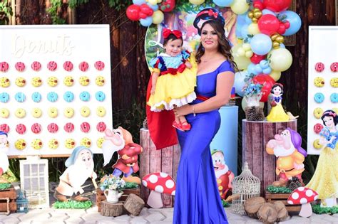 Mamá e hija fiesta Piñata de blanca nieves Ideas fiestas tematicas