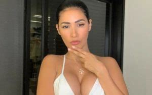 Simaria faz topless e deixa parte dos seios à mostra em clique ousado