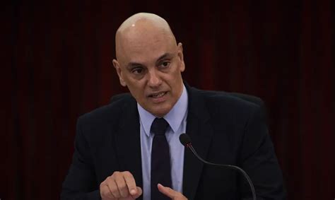 Alexandre de Moraes intima Elon Musk e ameaça derrubar X no país