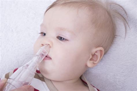 Bébé enrhumé Les astuces pratiques pour lui moucher le nez en douceur
