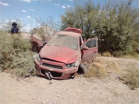Auto termina destrozado tras volcar sobre carretera Torreón San Pedro
