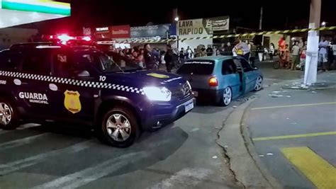 Jovem é assassinado a tiros dentro de carro no Jardim Amanda em