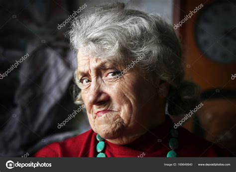 Fruncir El Ce O Y Triste Cara De Abuela Fotograf A De Stock