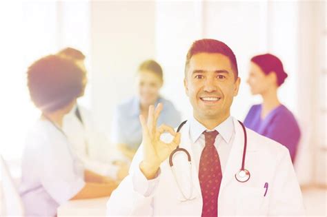 Clínica profissão pessoas e conceito de medicina feliz médico