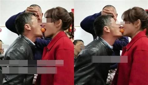 Cô dâu và bố chồng chơi trò cắn quả cam giữa đám cưới cảnh tượng phản