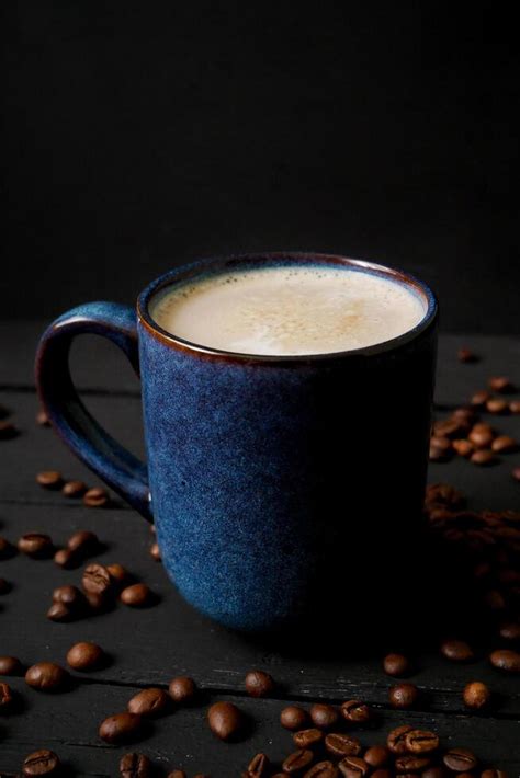 café feijões em uma Sombrio fundo 44240408 Foto de stock no Vecteezy