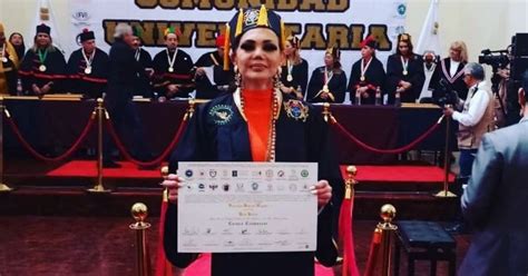 Carmen Campuzano Recibe Doctorado Honoris Causa Lo Presume Con Toga