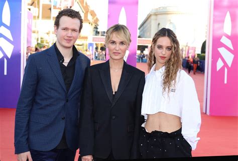 Photo Judith Godrèche entre son fils Noé Boon et sa fille Tess