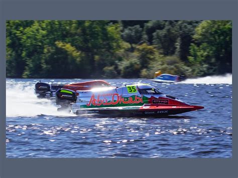 El equipo Abu Dhabi Powerboat se prepara para la vuelta rápida en el