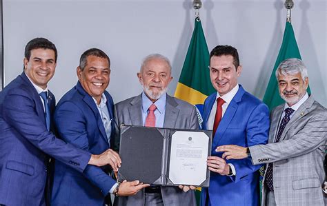 Keko Do Armaz M E Presidente Lula Assinam Ordem De Servi O Para Obras