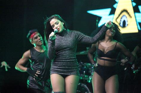 EGO vestido curto Anitta desce até o chão e mostra demais em
