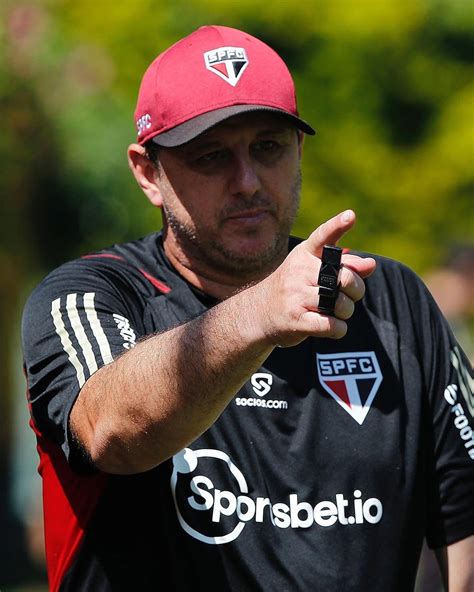 Escalação do São Paulo Ceni treina bola parada e faz ajustes para