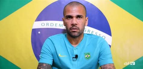 Dani Alves explica relação jovens nas Olimpíadas Trazer à
