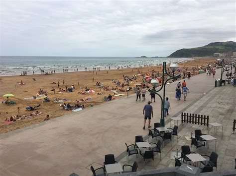 Hoy a la mañana en la playa de ZARAUTZ Con mucha nubosidad eitb