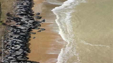 Imagem aérea vertical de obras de engorda da faixa de areia da Praia de