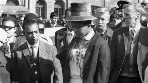 ウィニーマンデラ氏死去81歳 南アの反アパルトヘイト運動家 BBCニュース