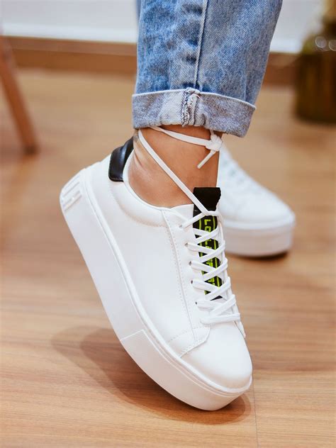 TENIS SANTA LOLLA BRANCO DETALHES PRETO Ubicaciondepersonas Cdmx Gob Mx